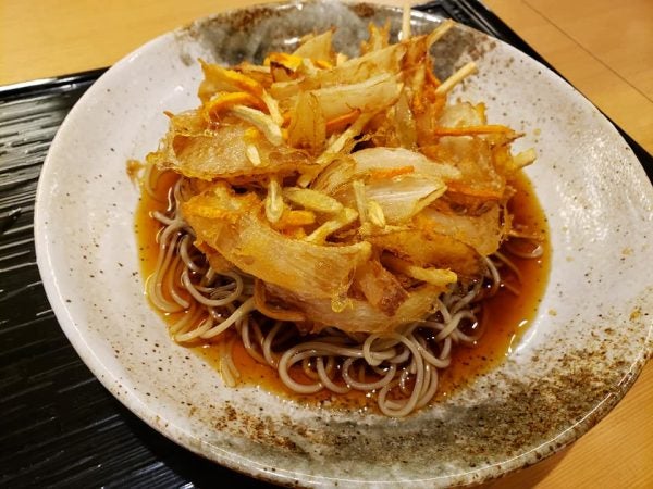 手軽にセルフで国産そば粉を八割使った二八蕎麦を！大阪・法務局近く「自家製麵 そばけん」 | リビング大阪Web
