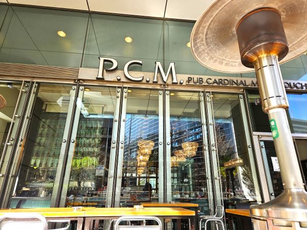 【東京丸の内】愛犬とテラスのソファ席ランチ「P.C.M. パブ・カーディナル・マルノウチ」｜居酒屋 | リビング東京Web