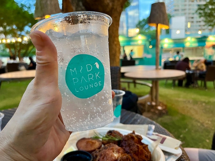 【六本木】"アシミズ"と緑に囲まれた屋外ラウンジ「翠ジンソーダ MIDPARK LOUNGE」で夕涼み！ @ミッドタウン東京 | リビング東京Web