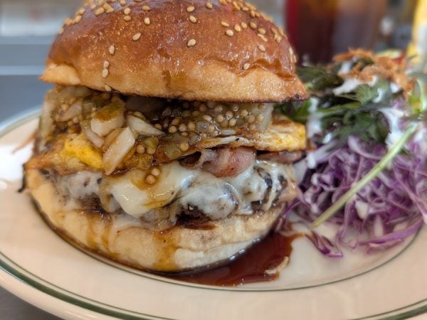 ビッグサイズのバーガーをガブリ！『BAKE STUDIO EMBER』 | リビングえひめWeb