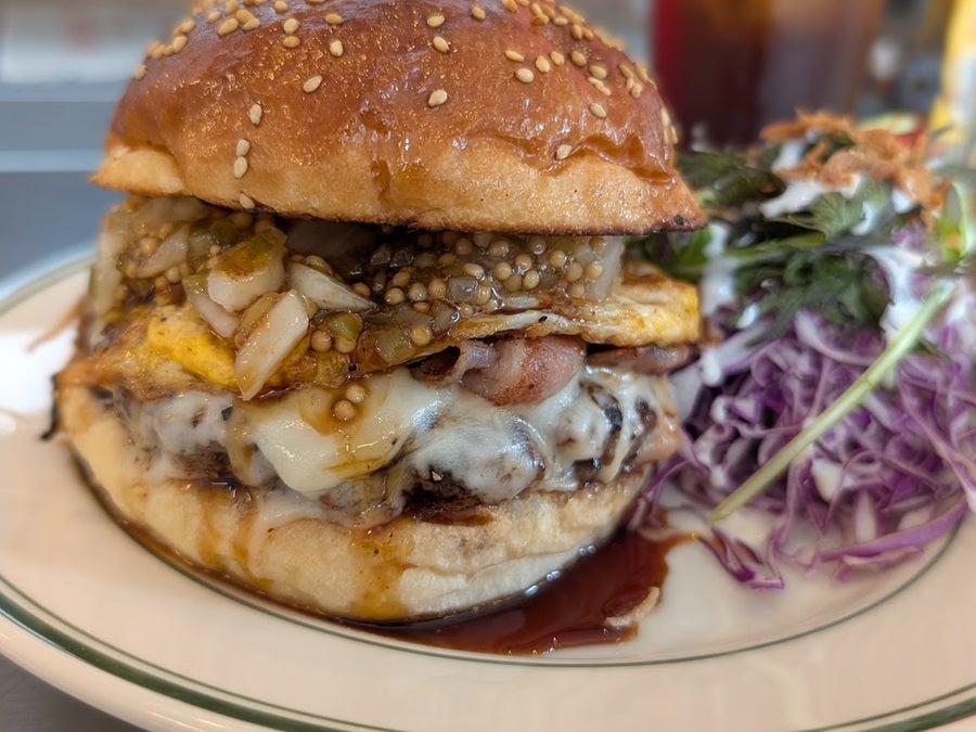 ビッグサイズのバーガーをガブリ！『BAKE STUDIO EMBER』 | リビングえひめWeb