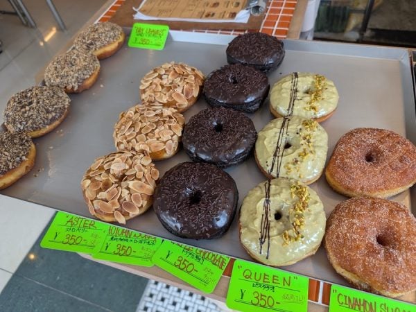 ビッグサイズのバーガーをガブリ！『BAKE STUDIO EMBER』 | リビングえひめWeb