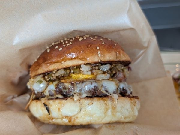 ビッグサイズのバーガーをガブリ！『BAKE STUDIO EMBER』 | リビングえひめWeb