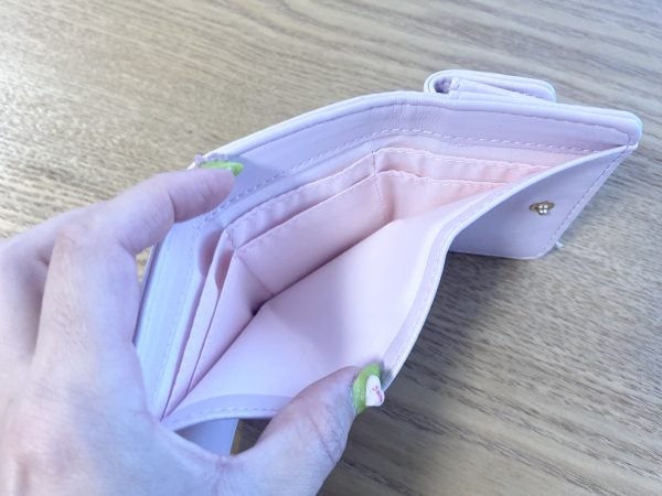 【3COINS】880円→220円にプライスダウン！マニアも愛用「キラキラ三つ折りウォレット」 | リビング東京Web