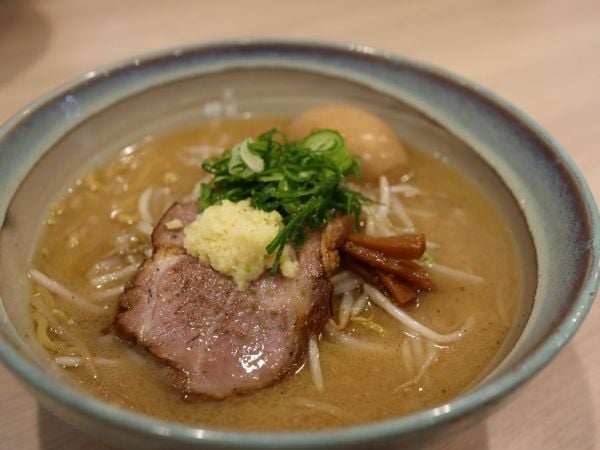平日開店前から行列。発寒の「札幌麺屋 美椿」は、なぜ愛されるのか【西区】 | リビング札幌Web